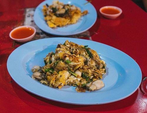 Nai Mong Hoi Thod makes the best Oyster Omelette in Bangkok (and the ...