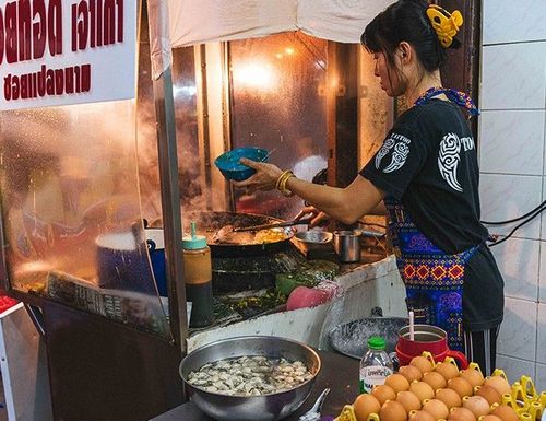 Nai Mong Hoi Thod makes the best Oyster Omelette in Bangkok (and the ...