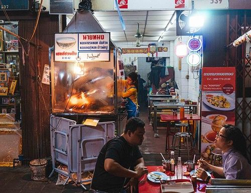 Nai Mong Hoi Thod makes the best Oyster Omelette in Bangkok (and the ...