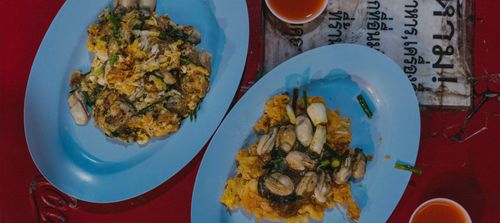 Nai Mong Hoi Thod makes the best Oyster Omelette in Bangkok (and the ...